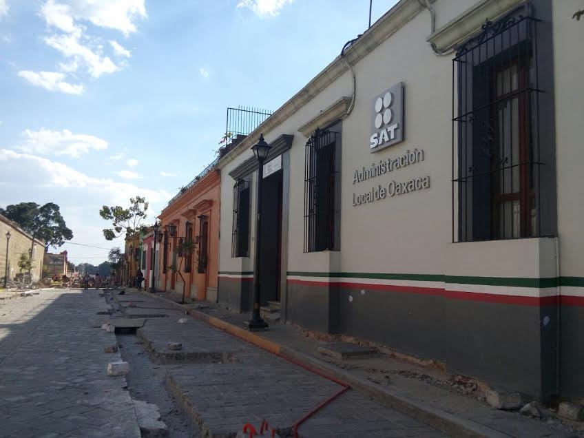 Maestros retiran protesta de oficinas del SAT en Oaxaca - Quadratín Maestros retiran protesta de oficinas del SAT en Oaxaca - Quadratín